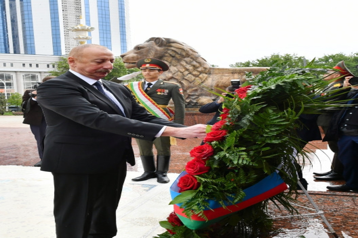 President Ilham Aliyev visits Ismoil Somoni monument
