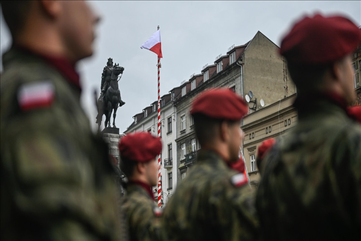 Poland shows off military strength in Army Day parade in Warsaw